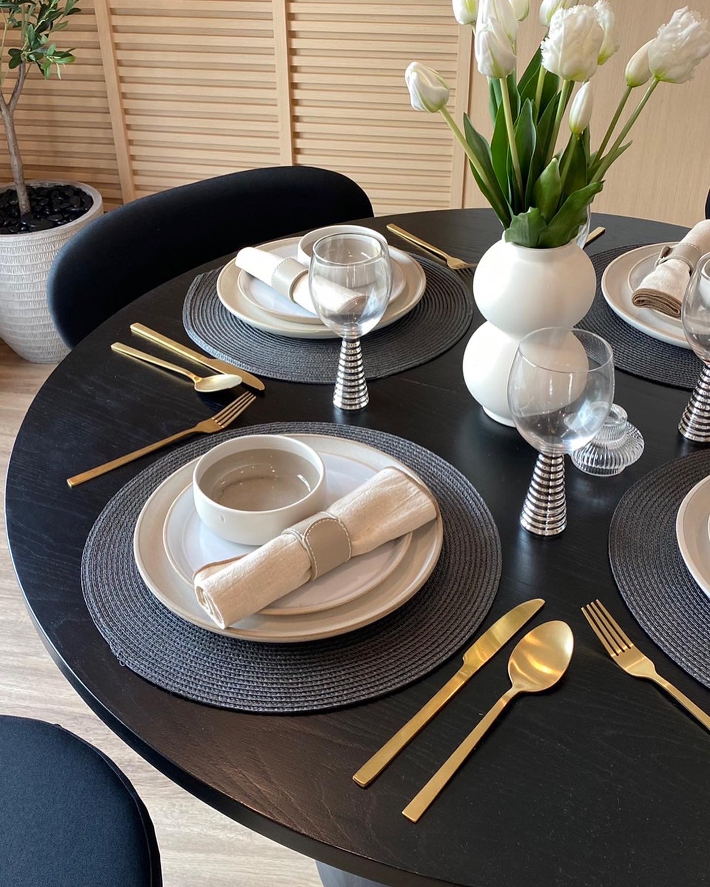 Warmwood.craft โต๊ะกลมไม้แอชพรีเมี่ยม ทรงกลม รุ่น Round Black 140-75 cm ...