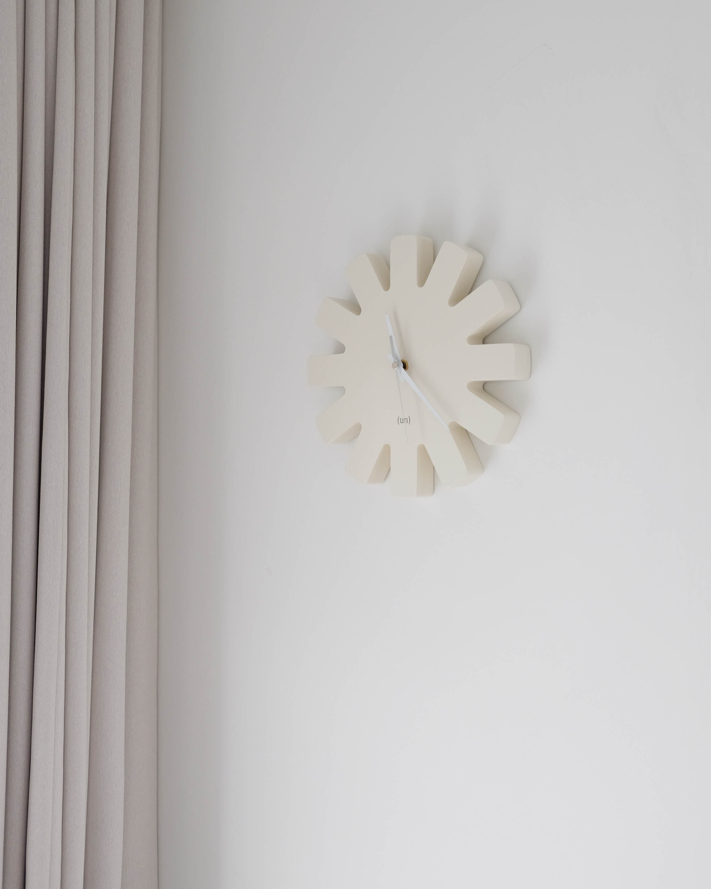 The Sirius wall clock - White Maroon - บริษัท อันฟอร์มด์ ออบเจ็กต์ ...