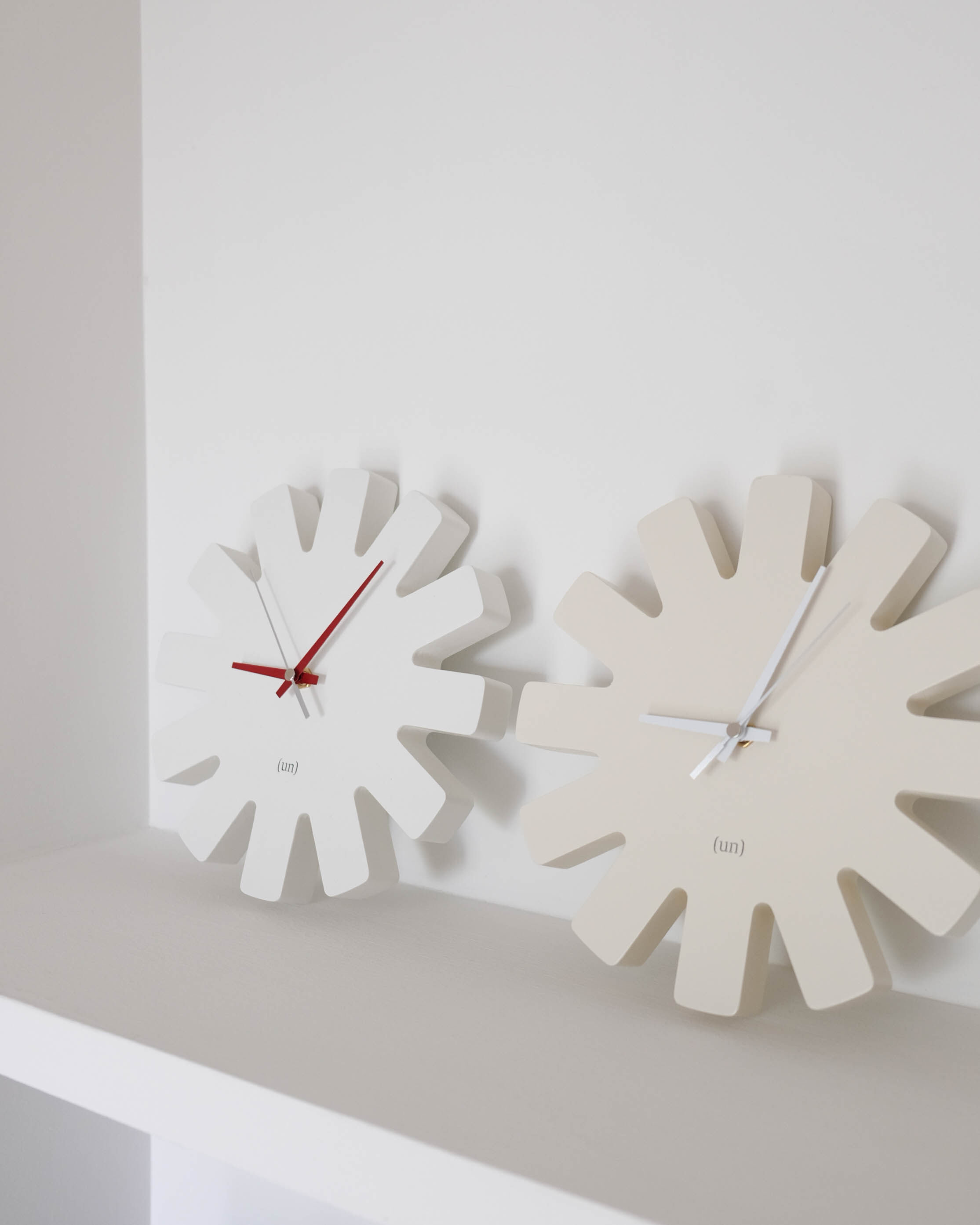 The Sirius wall clock - White Maroon - บริษัท อันฟอร์มด์ ออบเจ็กต์ ...