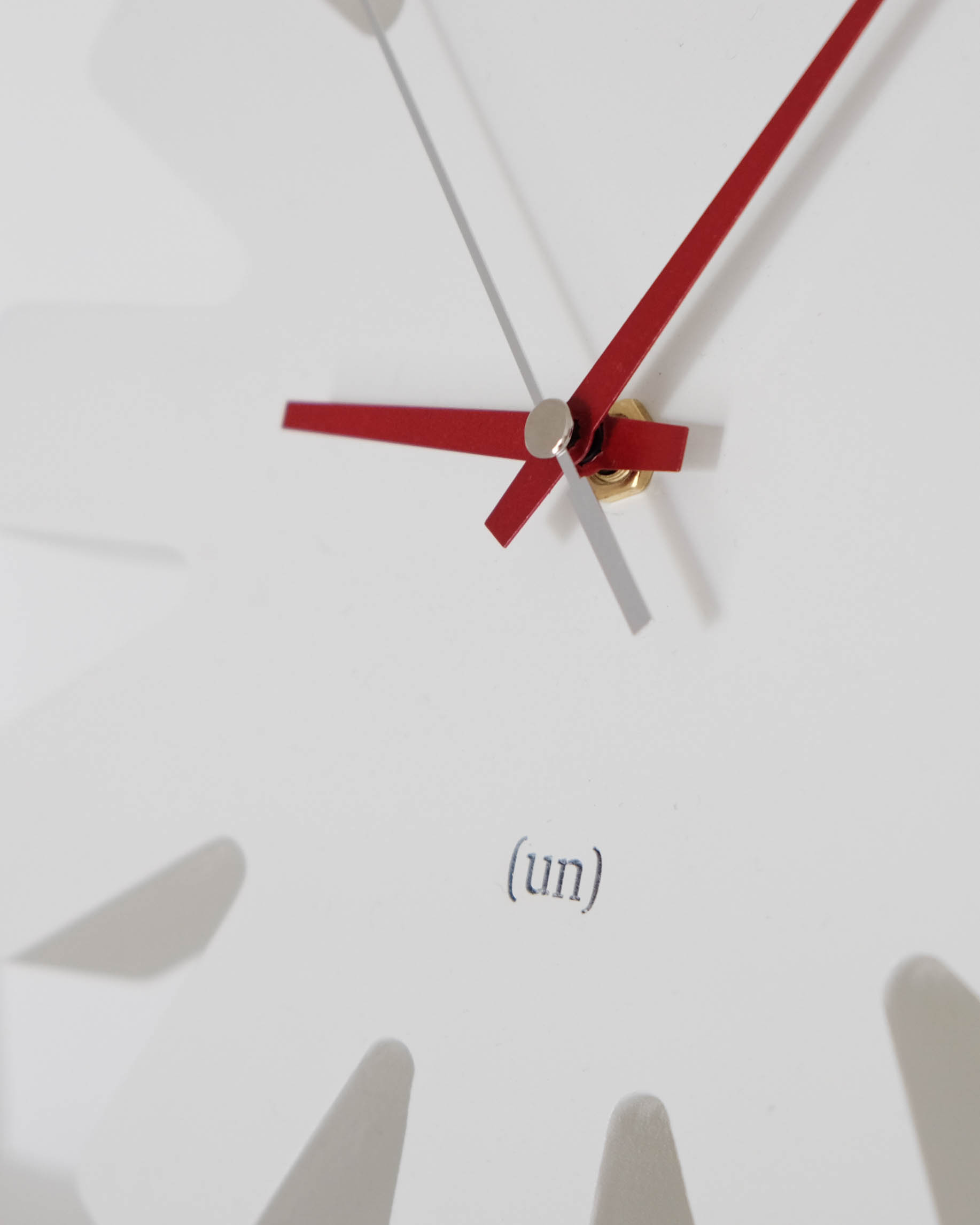 The Sirius wall clock - White Maroon - บริษัท อันฟอร์มด์ ออบเจ็กต์ ...