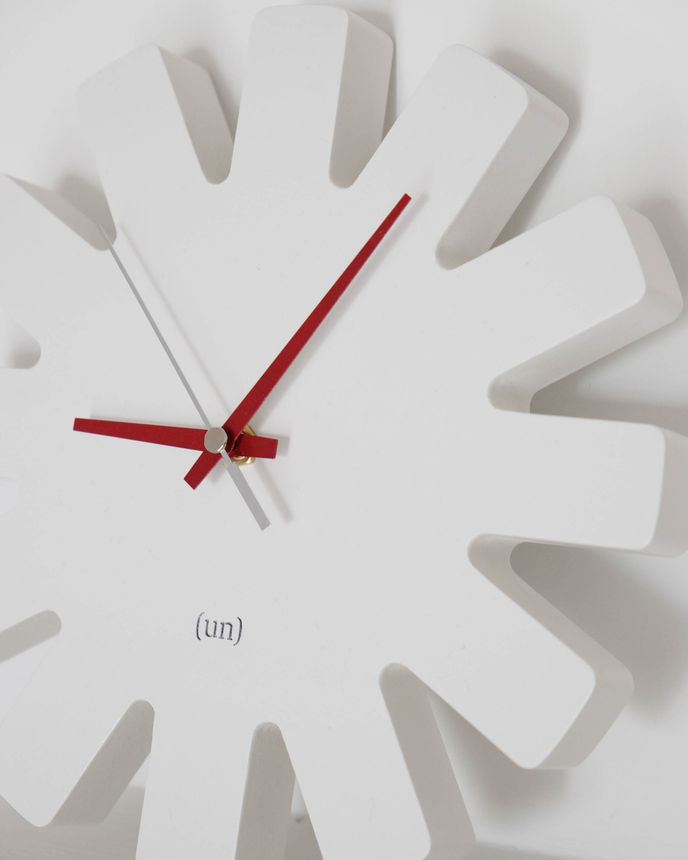 The Sirius wall clock - White Maroon - บริษัท อันฟอร์มด์ ออบเจ็กต์ ...