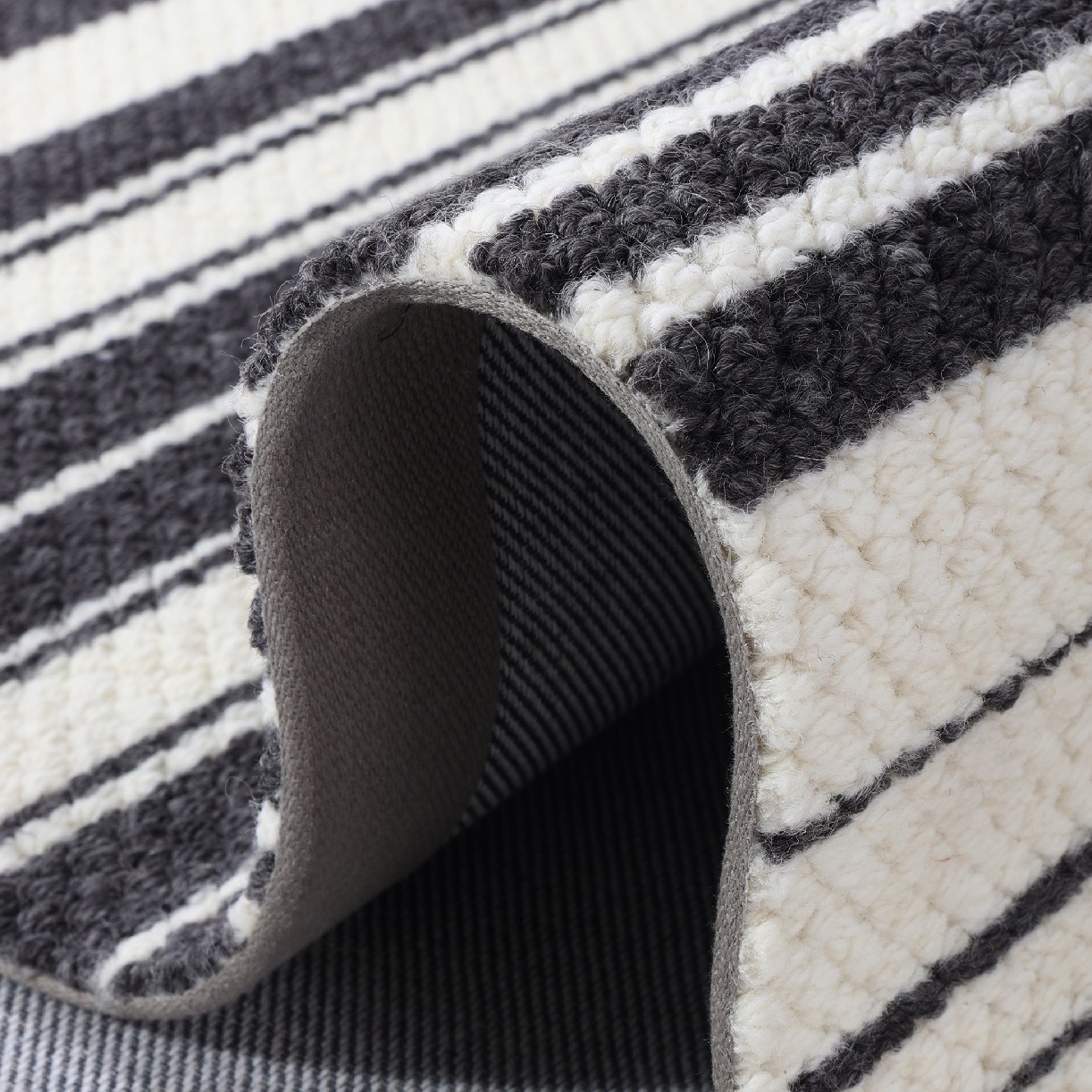 amazeunits พรมขนแกะ Add warmth รุ่น BLACK&WHITE WHITE / BLACK 200 x 300 cm - ThaiPick