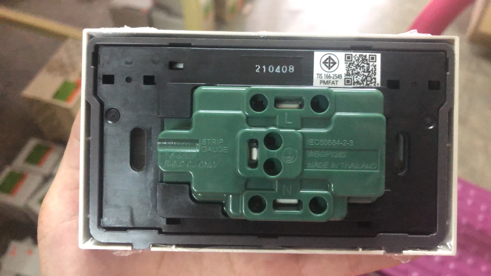 Panasonic เต้ารับกราวด์คู่ แบบมีม่านนิรภัยพร้อมสวิทช์ตัดไฟWEGP1282 สี ...