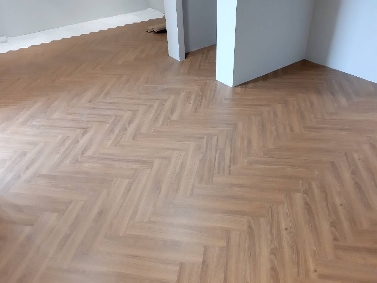 Moda Wood กระเบื้องยาง SPC ลายก้างปลา รุ่น Herringbone สี Teak 4.0mm 12.5 x 62.5 cm พร้อมติดตั้ง ...