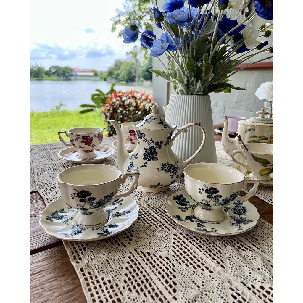Violet Flamingo ชุดน้ำชา Royal High Tea Set สีน้ำเงิน ในชุดประกอบด้วยกา ...